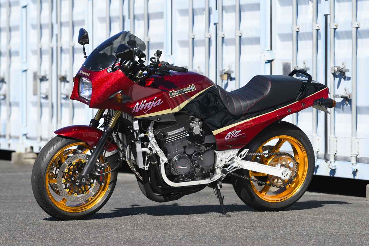 ALPHA INDUSTRIESがGPZ900Rカスタムを出展 ニンジャ生誕40周年を祝う「Ninja 40th FESTIVAL」が筑波で開催 - webオートバイ