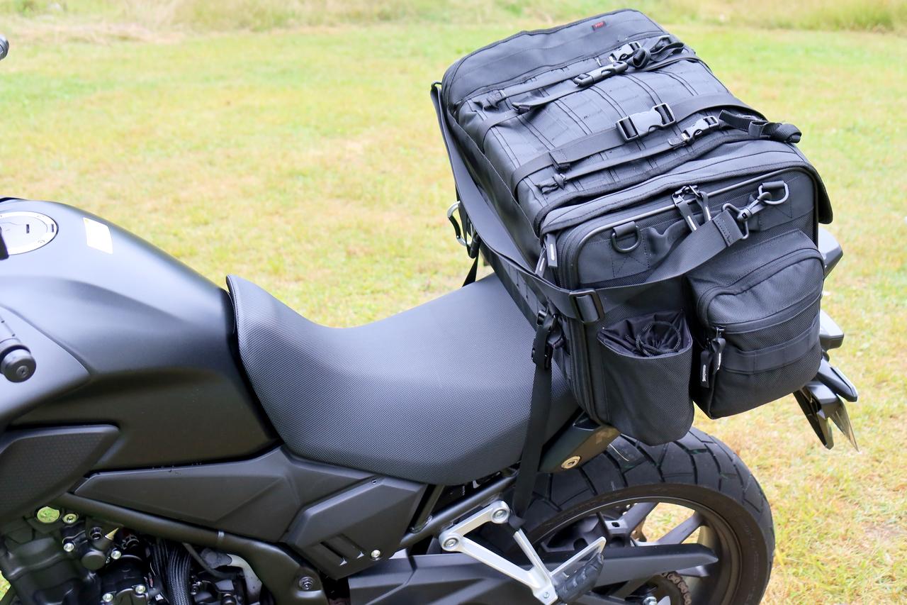 【積載インプレ】ホンダ「NX400」に積むバッグはこれで決まりか!? シンデレラフィットの組み合わせを発見！ - webオートバイ