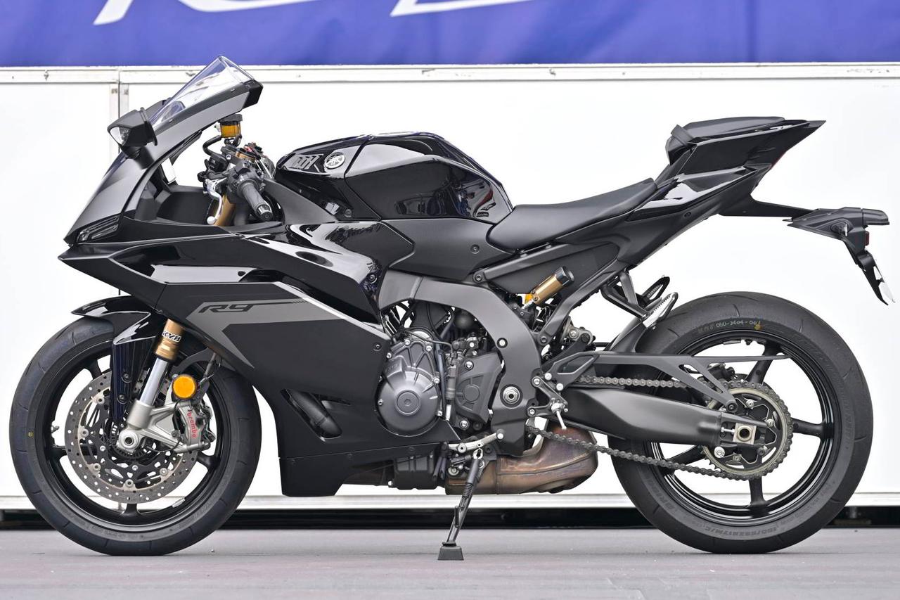 ヤマハが新型車「YZF-R9」を鈴鹿で初公開！ カラーは3色登場 - webオートバイ