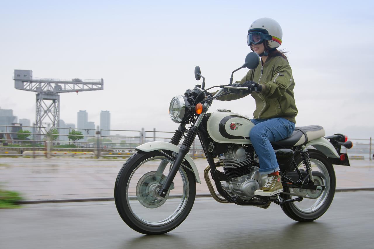 カワサキ「W230」発売！ ボディカラーは2色、232cc空冷単気筒エンジン+6速トランスミッションを採用【発売日・価格・スペック】 - webオートバイ