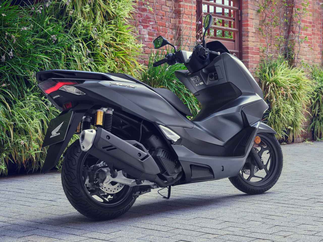 ホンダ新型「PCX」発表！ 2025年モデルは装備をアップデートし、上級グレードの“DX”も誕生【EICMA2024】