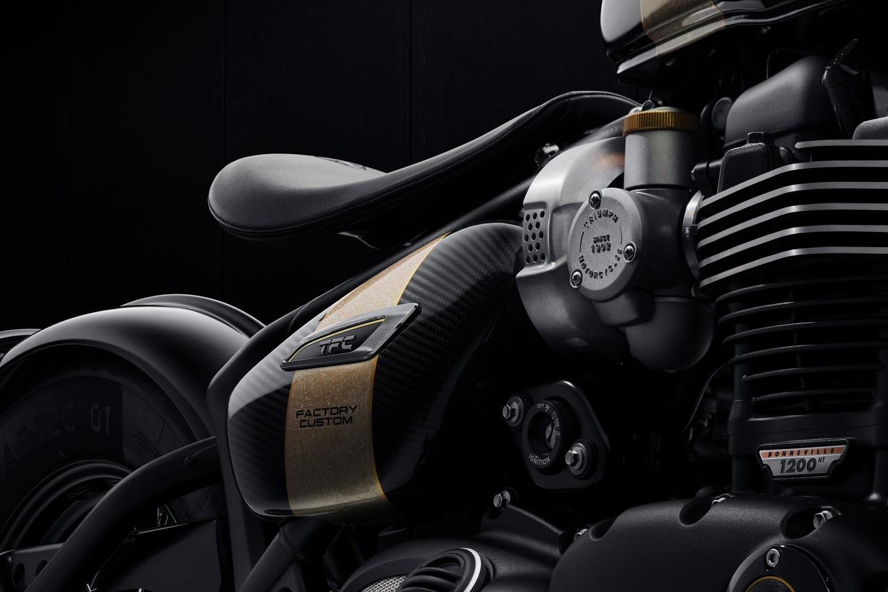 世界限定750台！ トライアンフ新型「ボンネビルボバーTFC」発売｜ブラック×ゴールドで高級感満点の仕上がり - webオートバイ