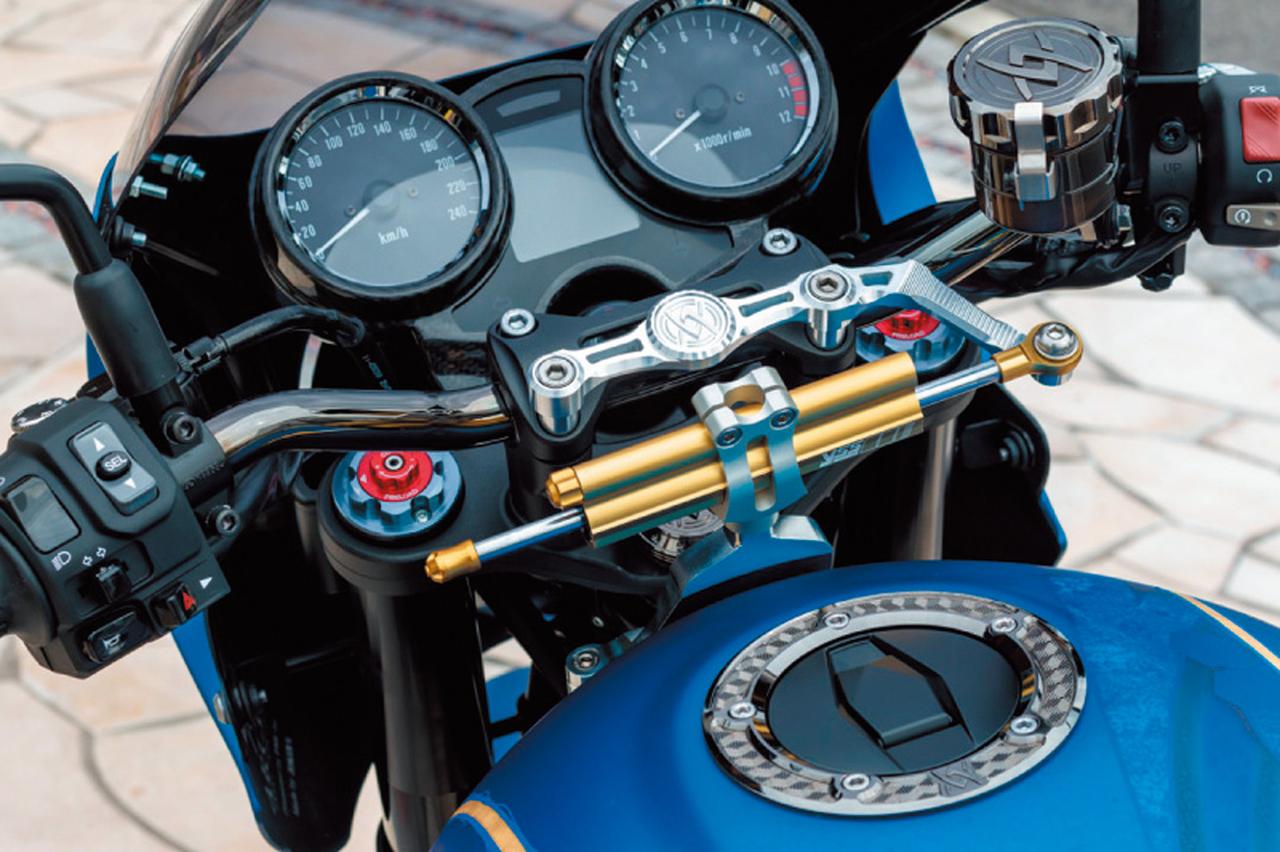 YSSで走りが変わる！ 操縦安定性を向上させる「ステアリングダンパー」を紹介｜カワサキ「Z900RS」用キットもラインナップ - webオートバイ