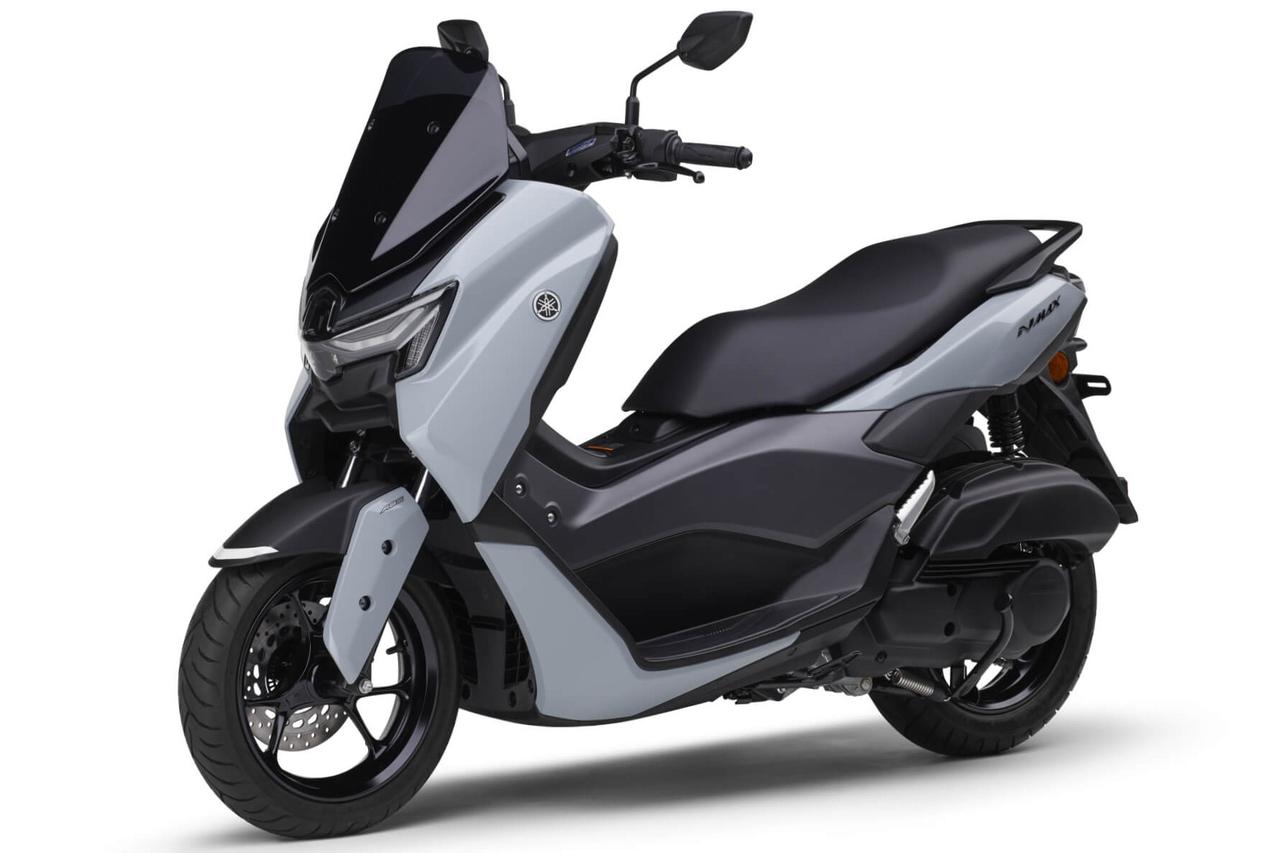 ヤマハ新型「NMAX」発売！ 2025年モデルはスタイリング刷新、エンジンやサスペンションを熟成し乗り心地を向上 - webオートバイ