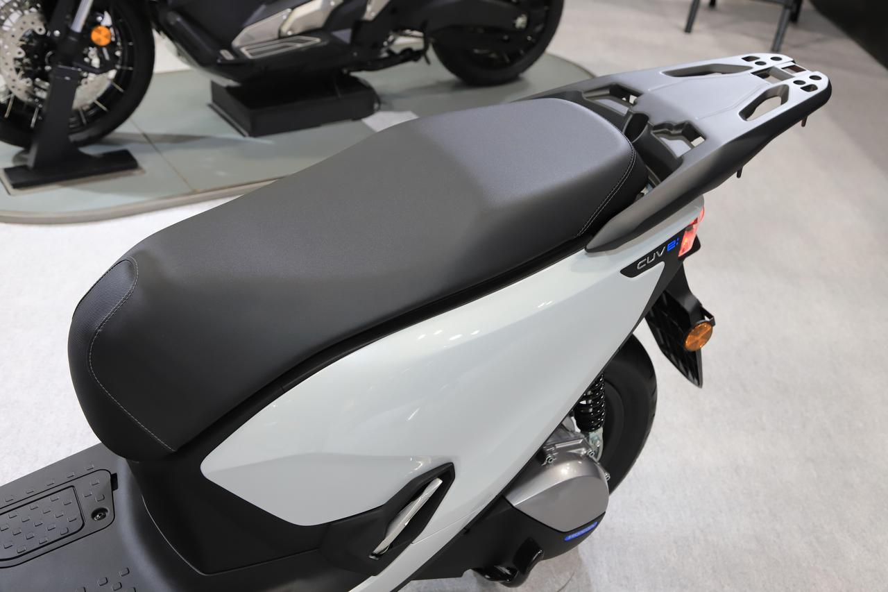 ホンダ「CUV e:」の実車は想像以上に未来的だった！ せんちゃんが跨ってみました【オートバイ女子部のフォトアルバム】 - webオートバイ