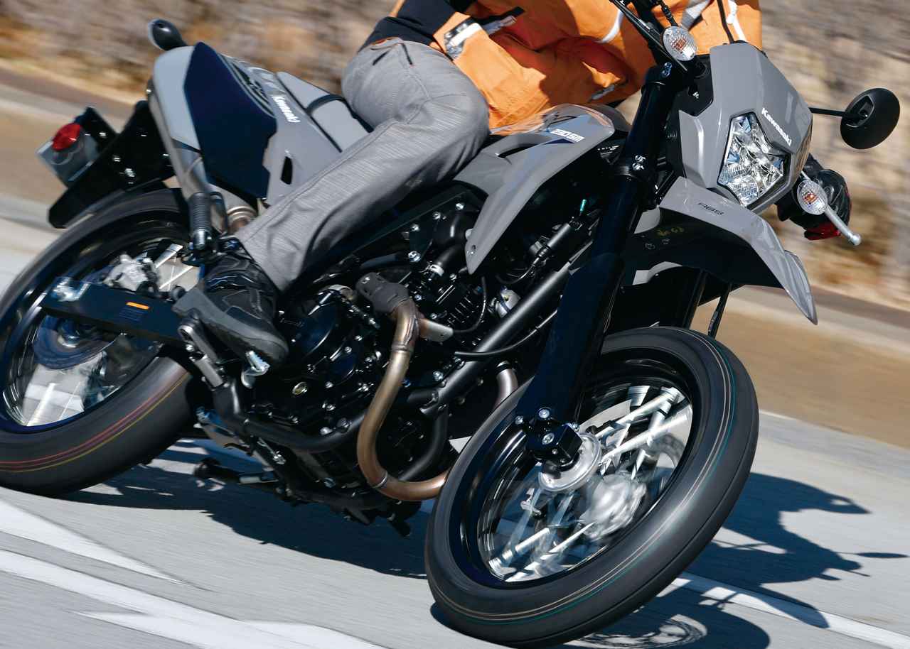 【レビュー】カワサキ「KLX230SM」インプレ（2025年）ストリートを自在に駆ける痛快モタードスポーツ！ (1/2) - webオートバイ