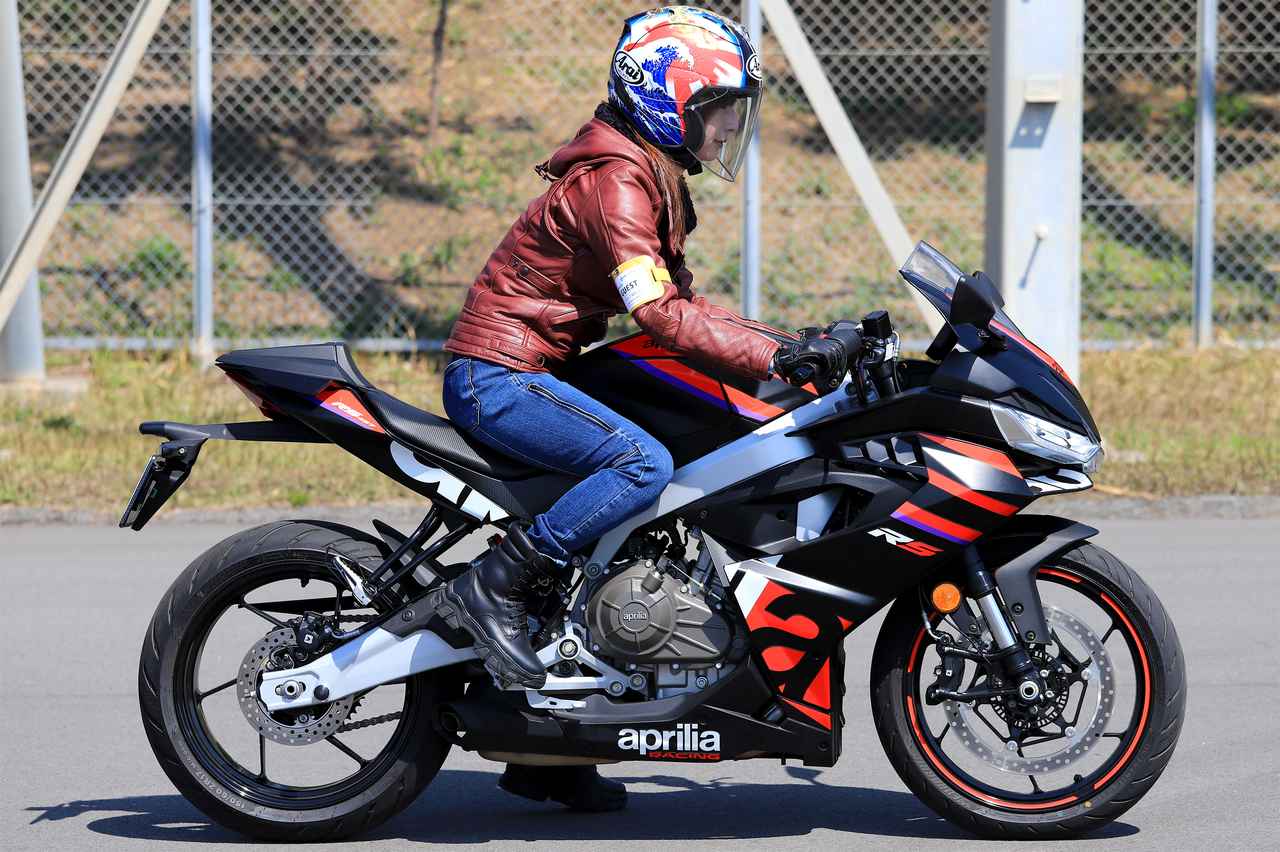 アプリリア「RS457」に試乗｜見た目も走りも全部好き！ 軽くて速いのではじめてのサーキットにもおすすめです【葉月美優のちょい乗りレビュー】 - webオートバイ