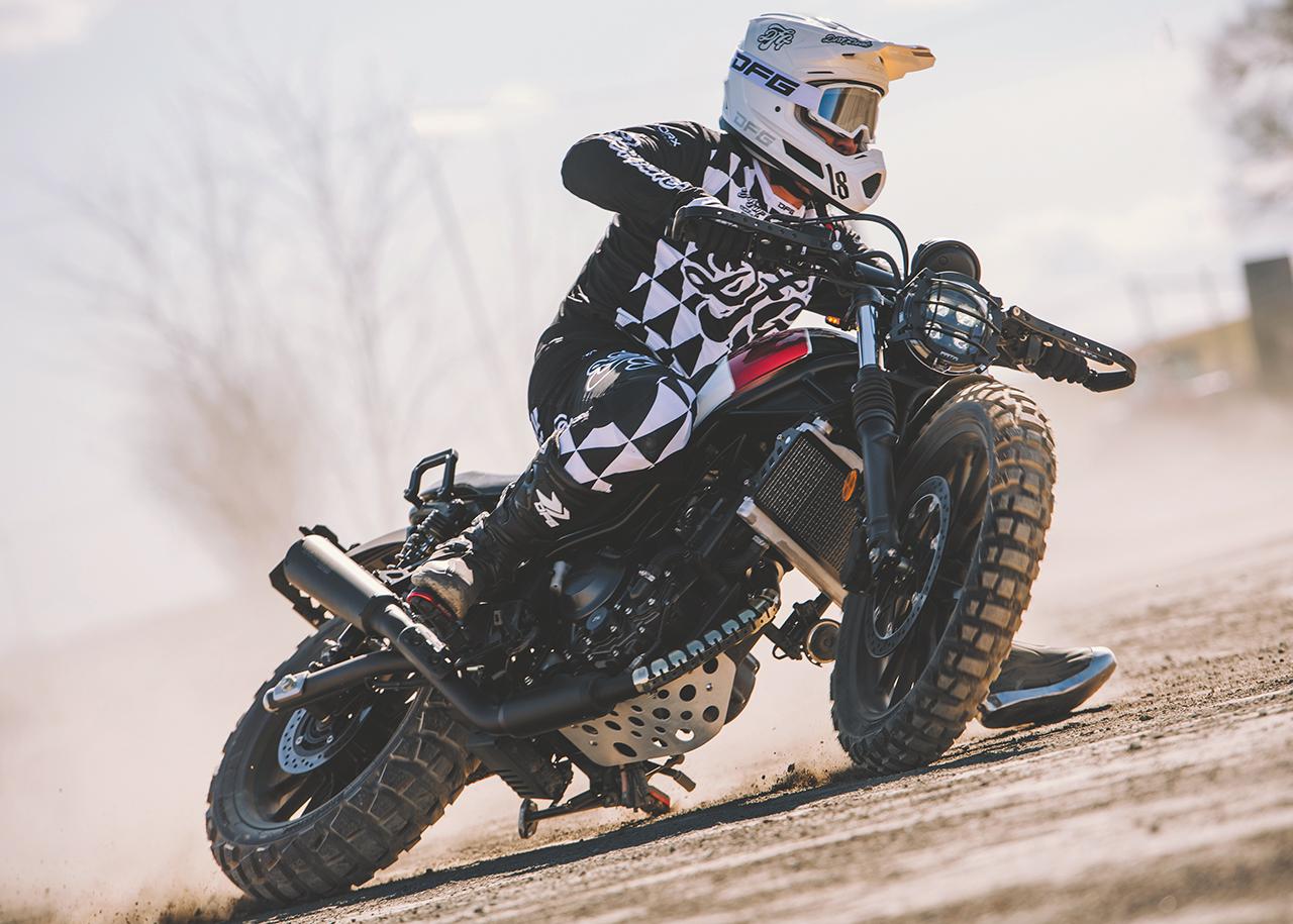 【カスタムガイド】ダートフリーク CL250（ホンダ CL250）CLで本気の走りを楽しみたい人必見！ ワイルドさ満点のスタイル (1/2) - webオートバイ