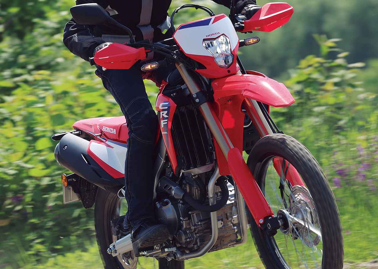 【レビュー】ホンダ「CRF250L〈s〉」インプレ（2025年）さらなる熟成で進化を遂げたクラス最強トレール！ (1/2) - webオートバイ