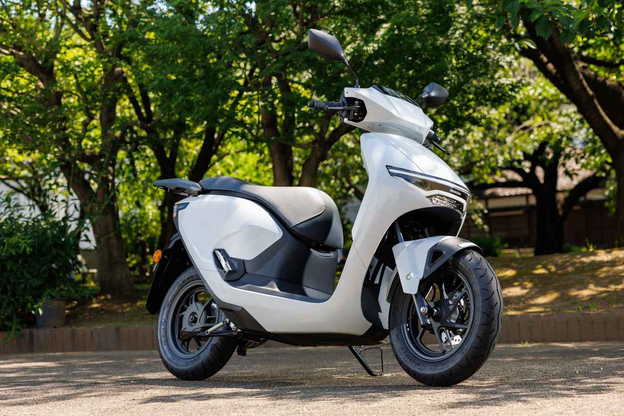 【レビュー】ホンダ「CUV e:」インプレ｜原二らしい力強さと先進装備！ 実用性も高い期待のEVスクーター (1/3) - webオートバイ