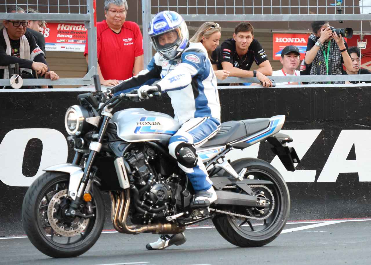 【速報!!】ホンダ「CB1000Fコンセプト」が鈴鹿8耐前夜祭でついに走った！ 「Honda CB スペシャル・ラン」速攻レポート！ - webオートバイ