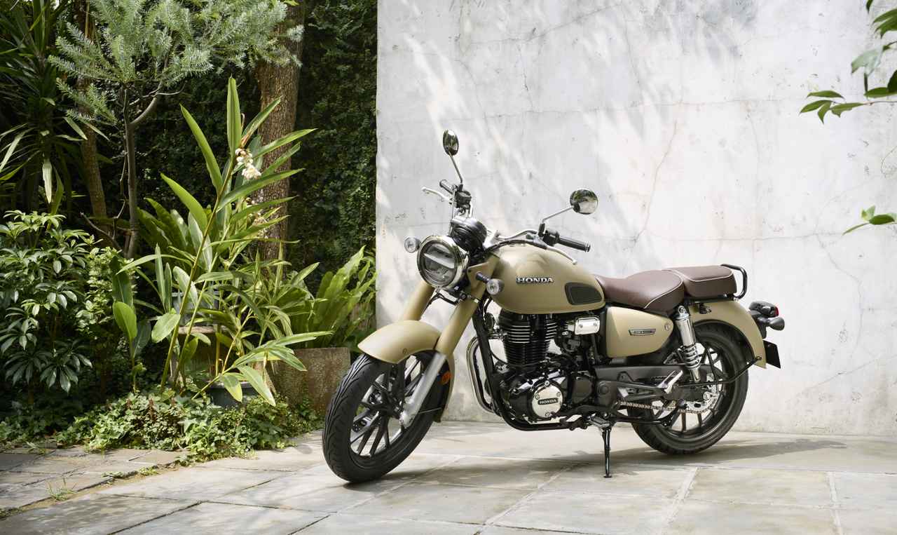 ホンダ「GB350C」の最新モデルが登場｜カラーが変更され2色展開に！ ライトの照射範囲を見直し夜間の視認性もアップ - webオートバイ