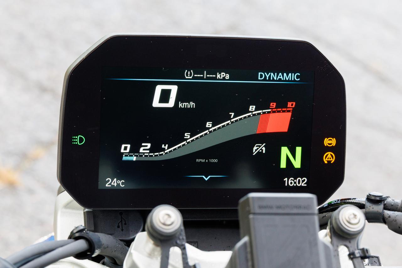 【レビュー】BMW「R1300R」インプレ｜驚きの劇的進化！ 走りも装備もグレードアップしたロードスター！ (3/3) - webオートバイ