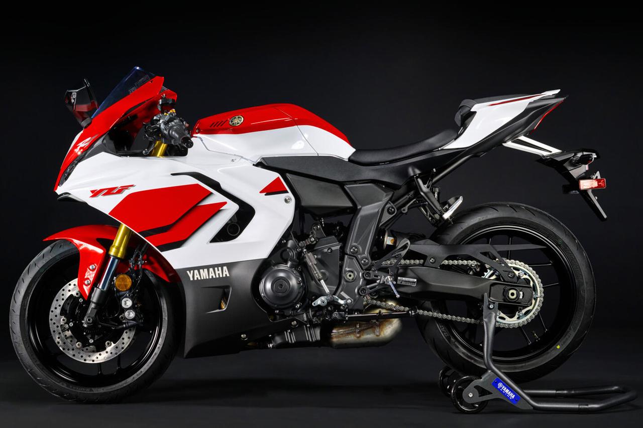 【世界初公開】70周年記念色を纏うヤマハ「YZF-R7」2026年モデル登場！ 最高峰R1からフィードバックされた6軸IMU×電子制御で走行 ...