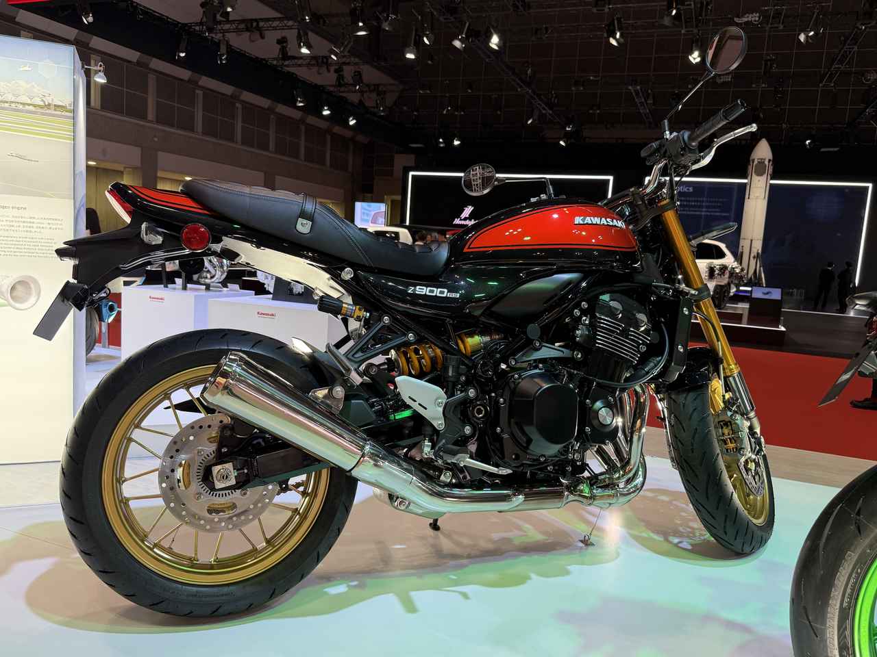 待望の火の玉カラー！ カワサキ新型「Z900RS SE」をあらゆる角度から撮影〈バイク百景／ジャパンモビリティショー2025〉 - webオートバイ