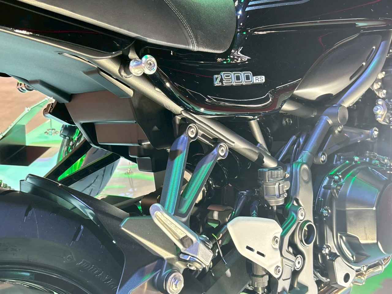魅惑のビキニカウル！ カワサキ新型「Z900RSカフェ」をあらゆる角度から撮影〈バイク百景／ジャパンモビリティショー2025〉 - webオートバイ
