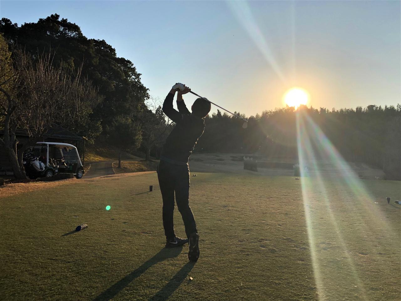 ゴルファーの目をくらませる“冬の逆光”対策を気鋭のコーチが指南。「スナイパー気分で狙え」の真意とは - みんなのゴルフダイジェスト