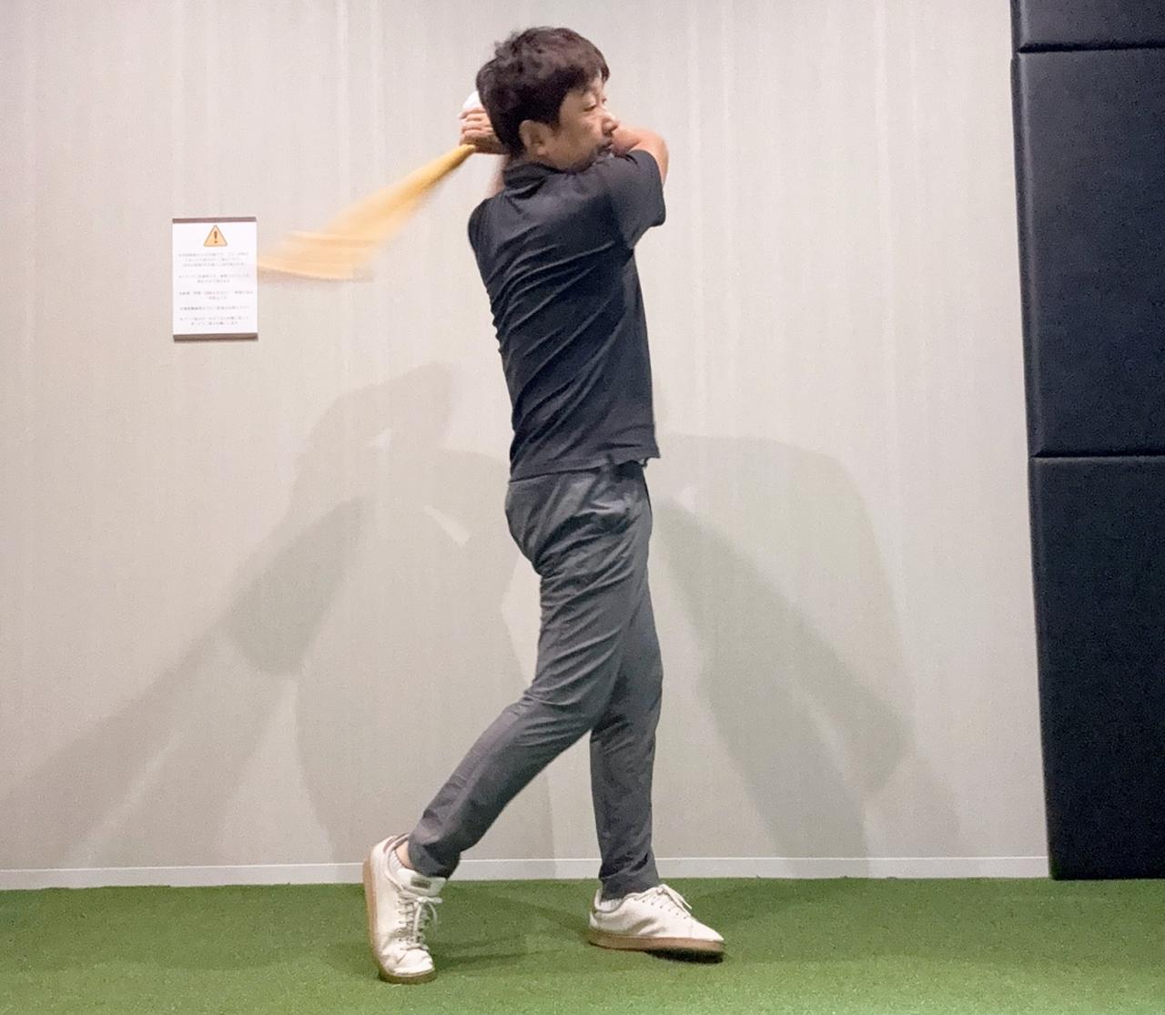 下半身リードで切り返すために大切なのは“踏み込み力”！ 適切な「足の使い方」が学べる練習ドリルを実際に試してみた - みんなのゴルフダイジェスト