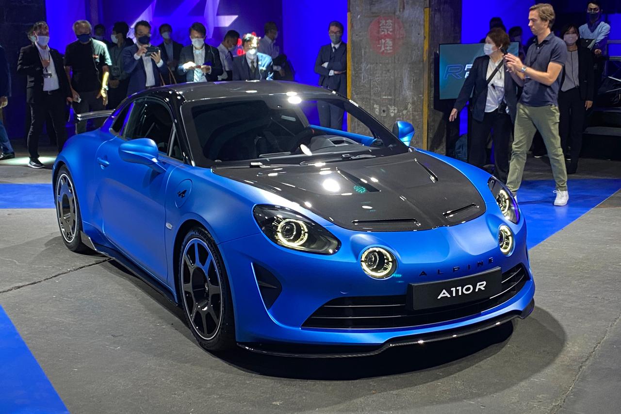 カーボン武装で超過激！なアルピーヌ「A110 R」を発表。軽さと空力性能を磨き抜いて、ピュアスポーツの王道を極める (1/2) - Webモーターマガジン