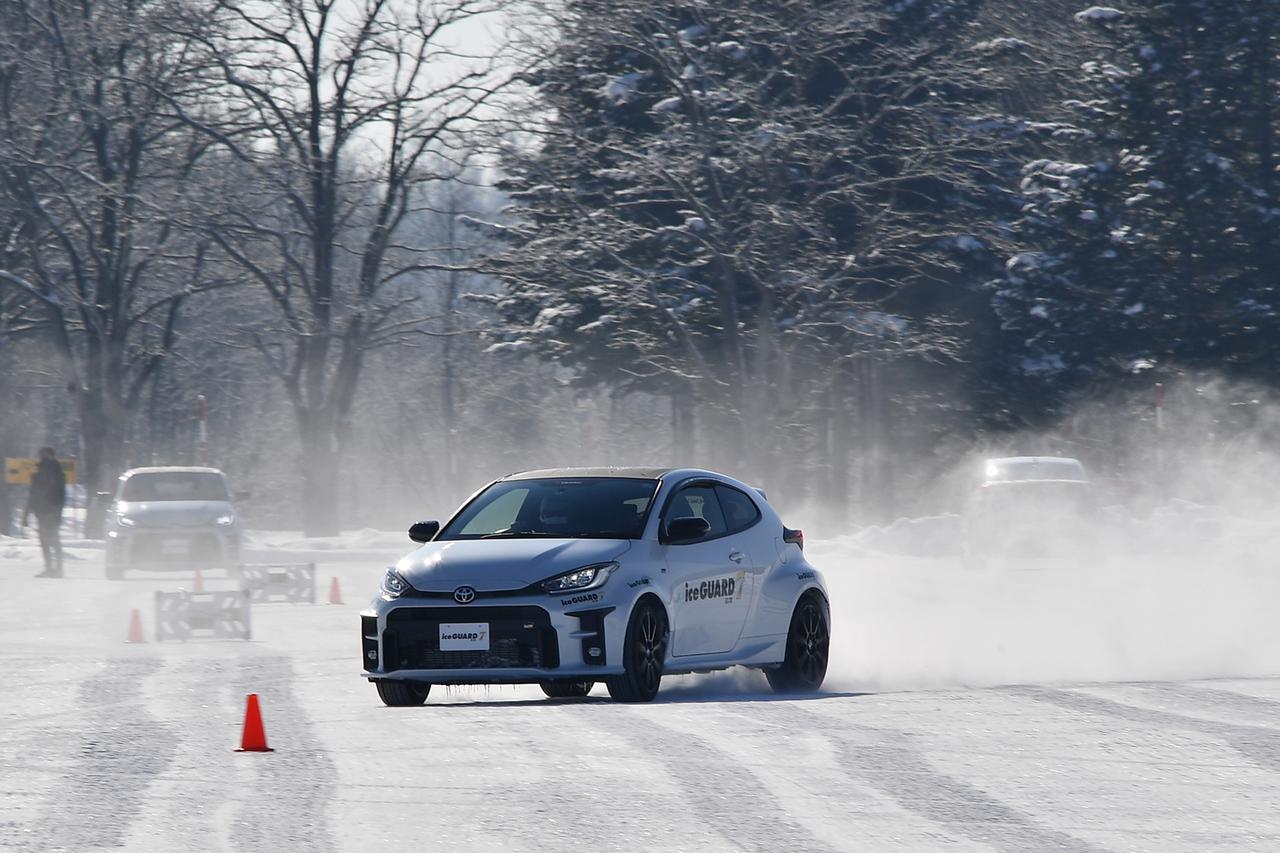 横浜ゴム「アイスガードセブン iG70」は、深雪でエッジが効く！雪の高速道路でも、高剛性で安心だ【北海道でスタッドレスタイヤテスト】 (1/2) - Webモーターマガジン