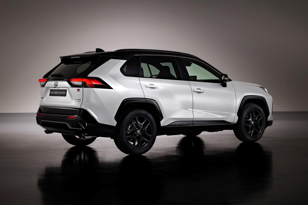 「GR SPORT」がトヨタRAV4に新たな刺激をプラス。ピンスト入りのホイールなど、細部で目を惹く「通」な仕上がりだ - Webモーターマガジン
