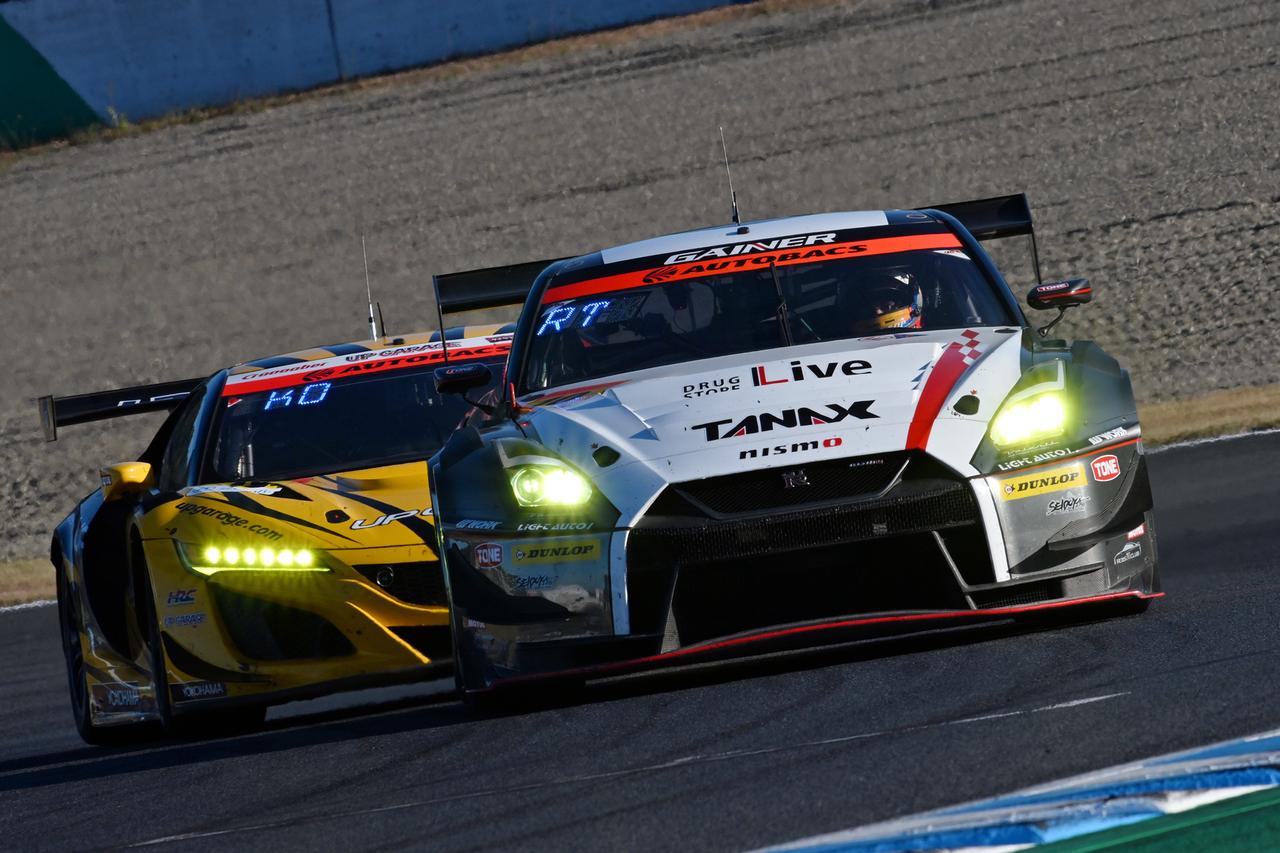 スーパーGT GT300／最終戦、劇的な幕切れ。リアライズ日産メカニックチャレンジGT-Rが、2年ぶりのチャンピオンに輝く (1/2 ...