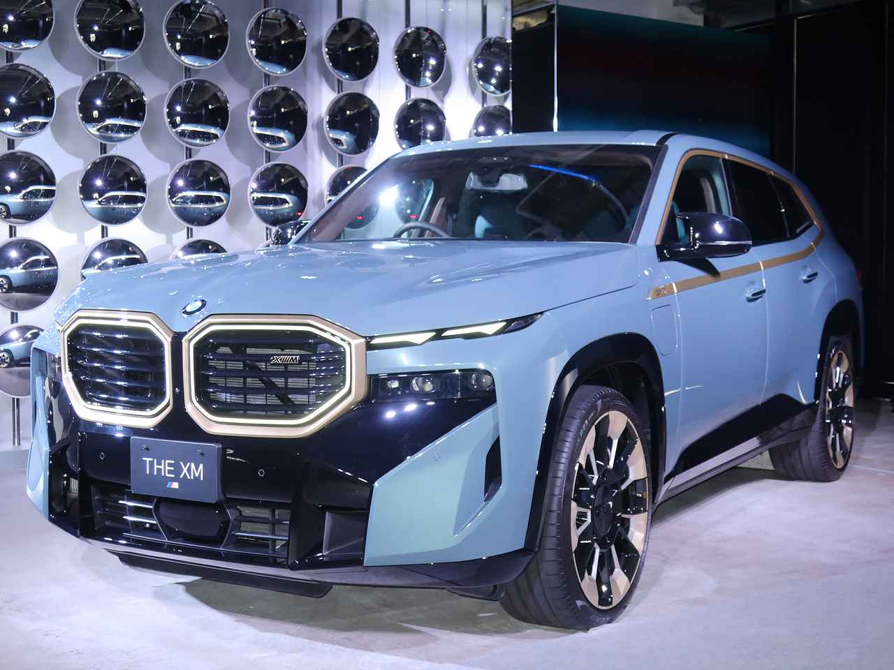 【イベント】BMWがポップアップ エキシビジョン「フロイデ by BMW」で、Mモデル初のPHEV SAV「XM」を日本初公開 (1/2) - Webモーターマガジン