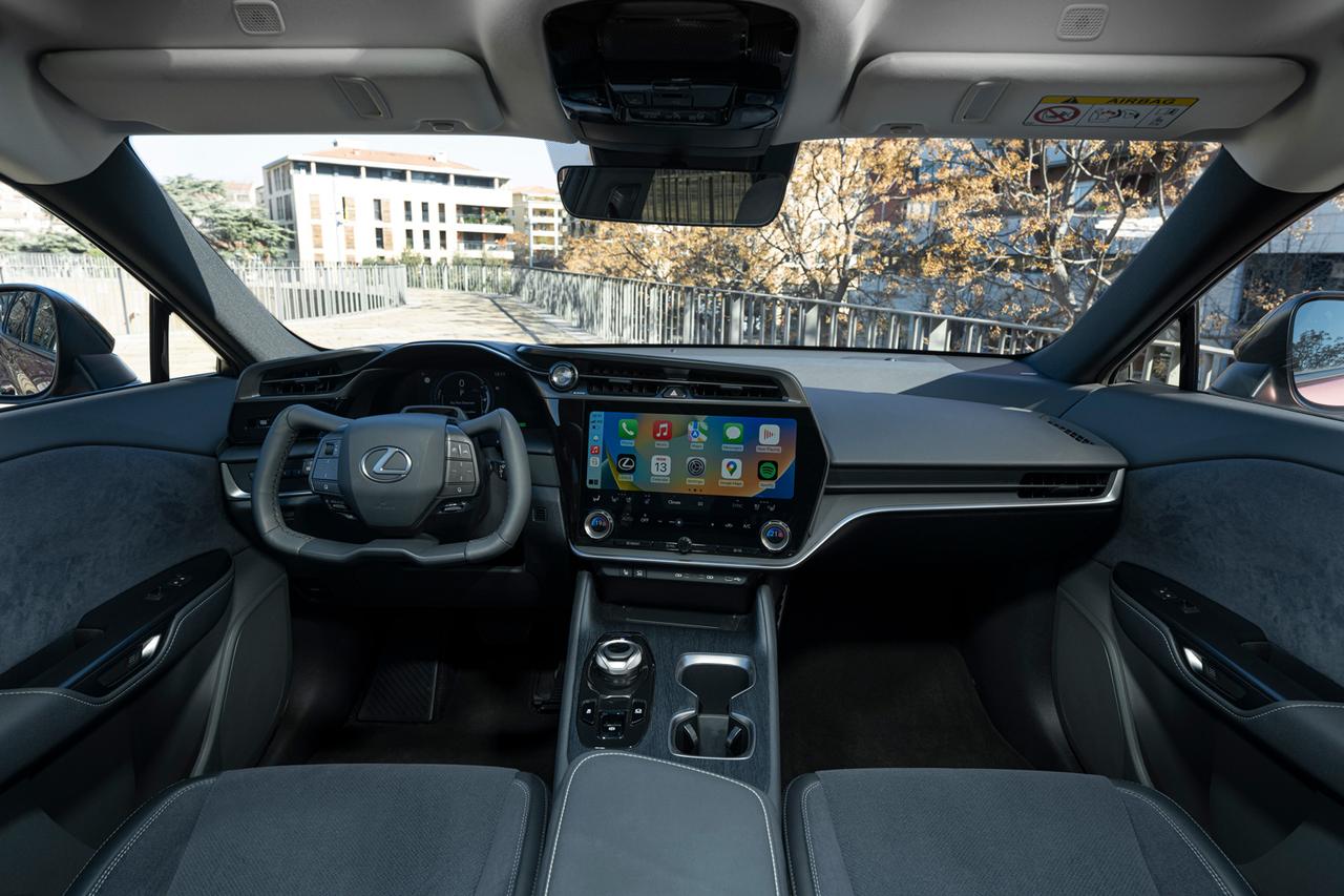 レクサス RZ450eの、切れ味鋭いワンモーショングリップがもたらす刺激と使い勝手【海外試乗】 (2/2) - Webモーターマガジン