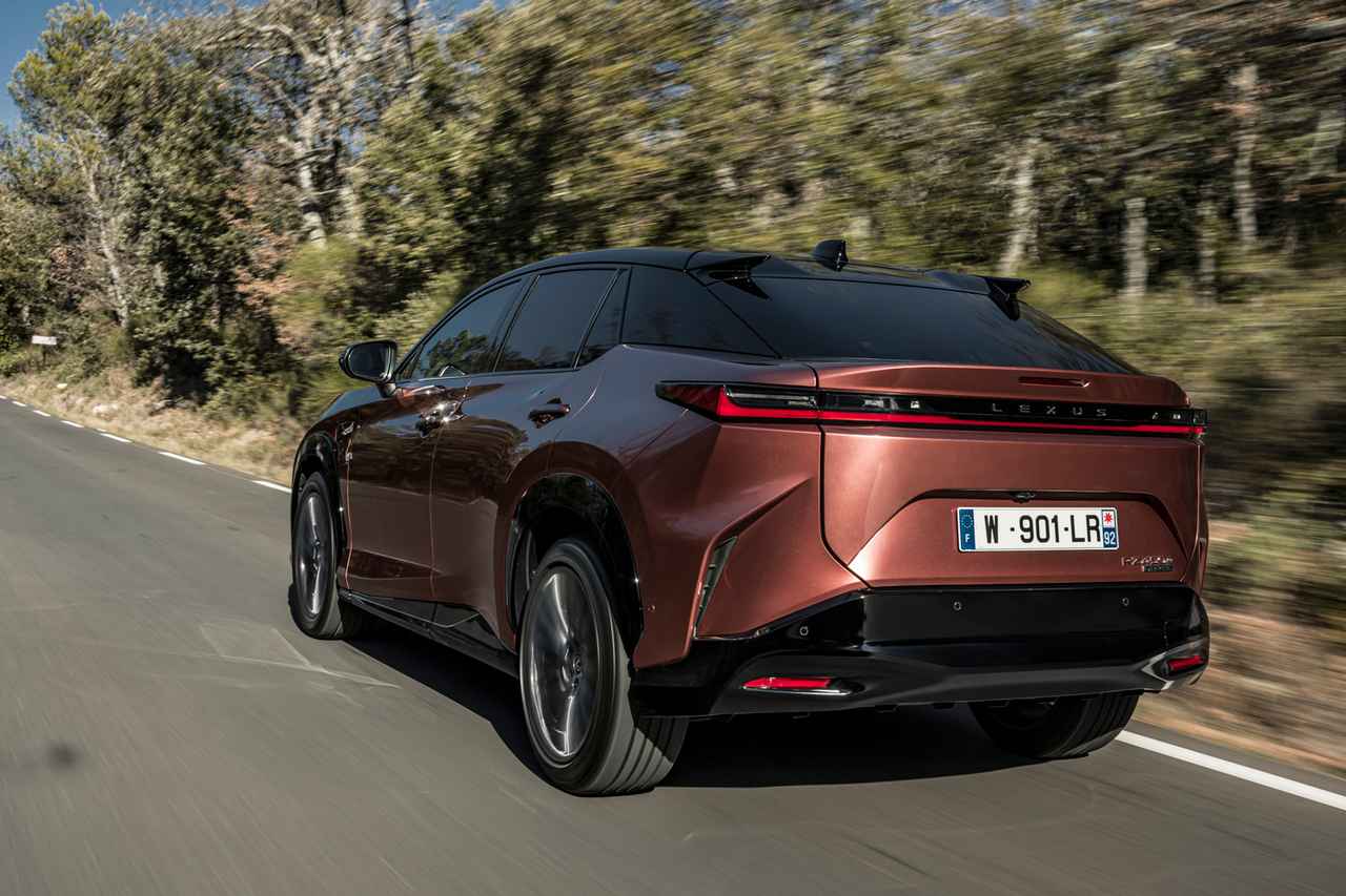 レクサス RZ450eの、切れ味鋭いワンモーショングリップがもたらす刺激と使い勝手【海外試乗】 (2/2) - Webモーターマガジン