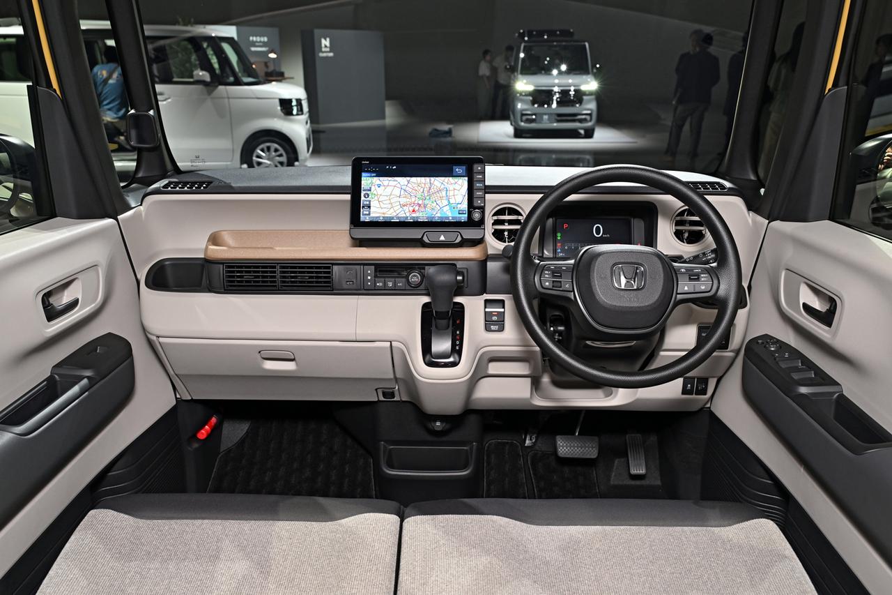 ホンダ N-BOX、2023年秋のフルモデルチェンジを前に内外装を公開。シンプルなデザインの中に丸型＆横一文字のライトで個性化 (2/2 ...