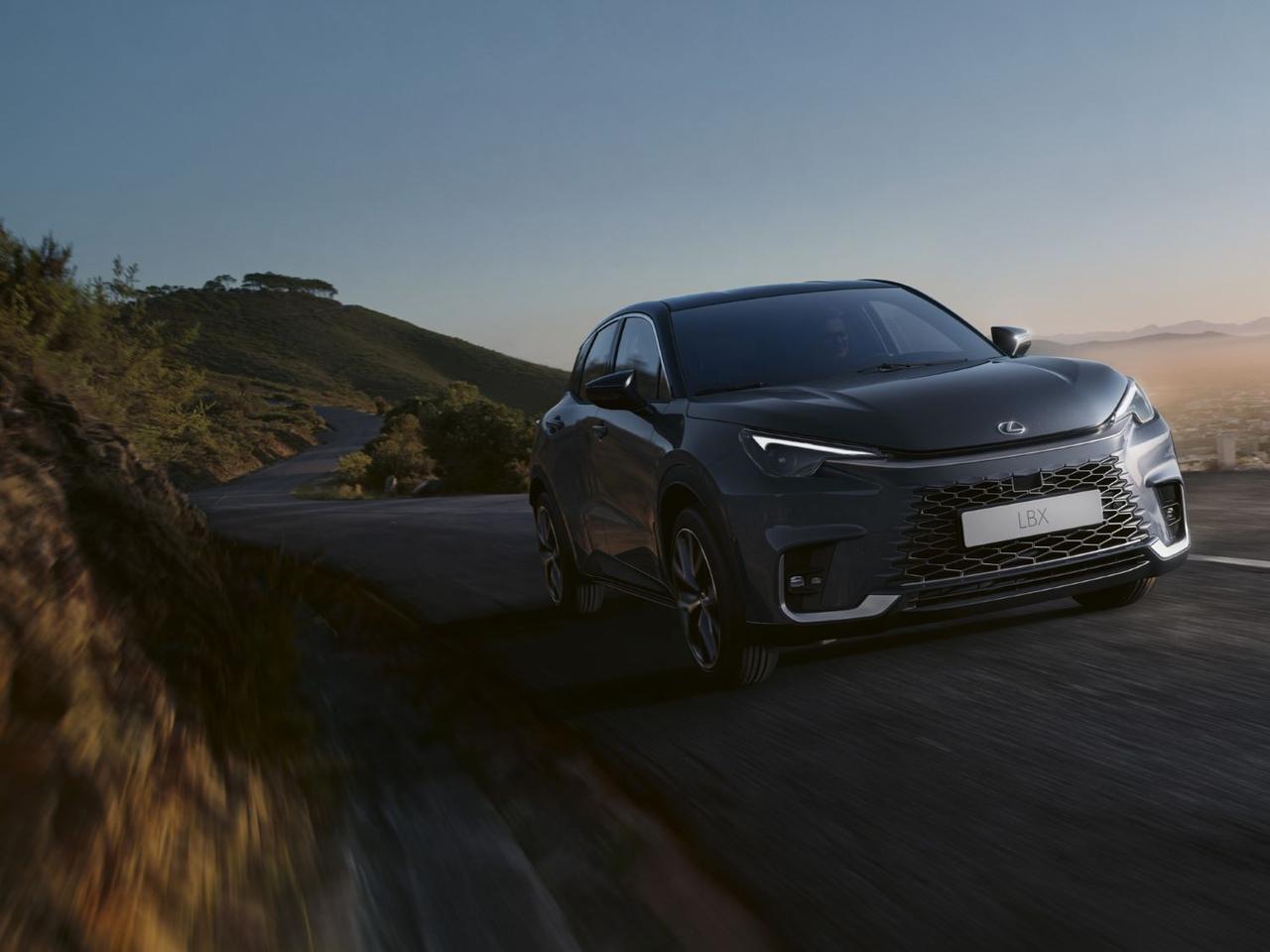 スタイリッシュなコンパクトSUV「LEXUS LBX」が460万円からデビュー。レクサスブランドの常識までブレークスルーしそうな、斬新パフォーマンスの持ち主だ。 (1/3) - Webモーターマガジン