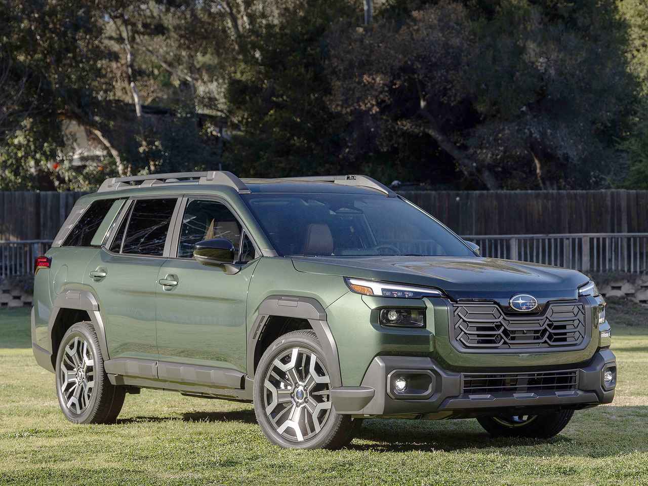 スバルが新型「アウトバック」を世界初公開。大胆なエクステリア デザインを採用 (1/2) - Webモーターマガジン
