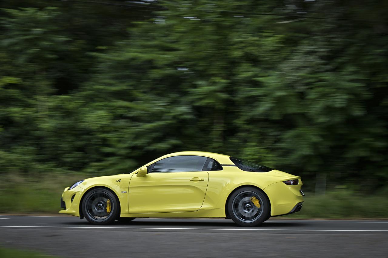 「運転が最高に楽しいクルマ」A110はなぜ楽しいのか？【スポーツカー大特集「ピュア・ドライビングの系譜」アルピーヌ A110S】 (2/3) - Webモーターマガジン