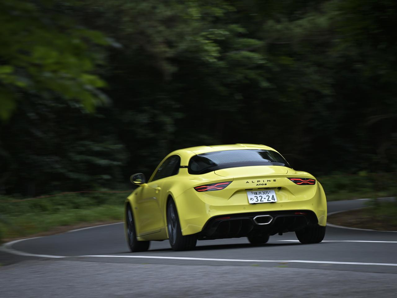 「運転が最高に楽しいクルマ」A110はなぜ楽しいのか？【スポーツカー大特集「ピュア・ドライビングの系譜」アルピーヌ A110S】 (2/3) - Webモーターマガジン