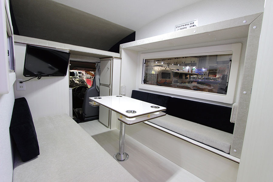 宿泊時に30㎝も車内空間が広がる！ 「スライドアウト」機能搭載のキャンピングカー - SOTOBIRA