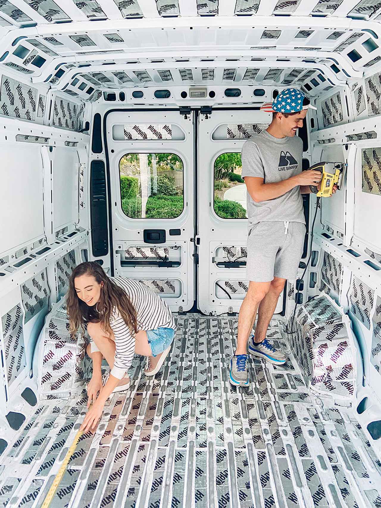 新型コロナがきっかけで婚約中にバンライフ生活をスタート。VANLIFEの本場アメリカの車中泊の達人 - SOTOBIRA