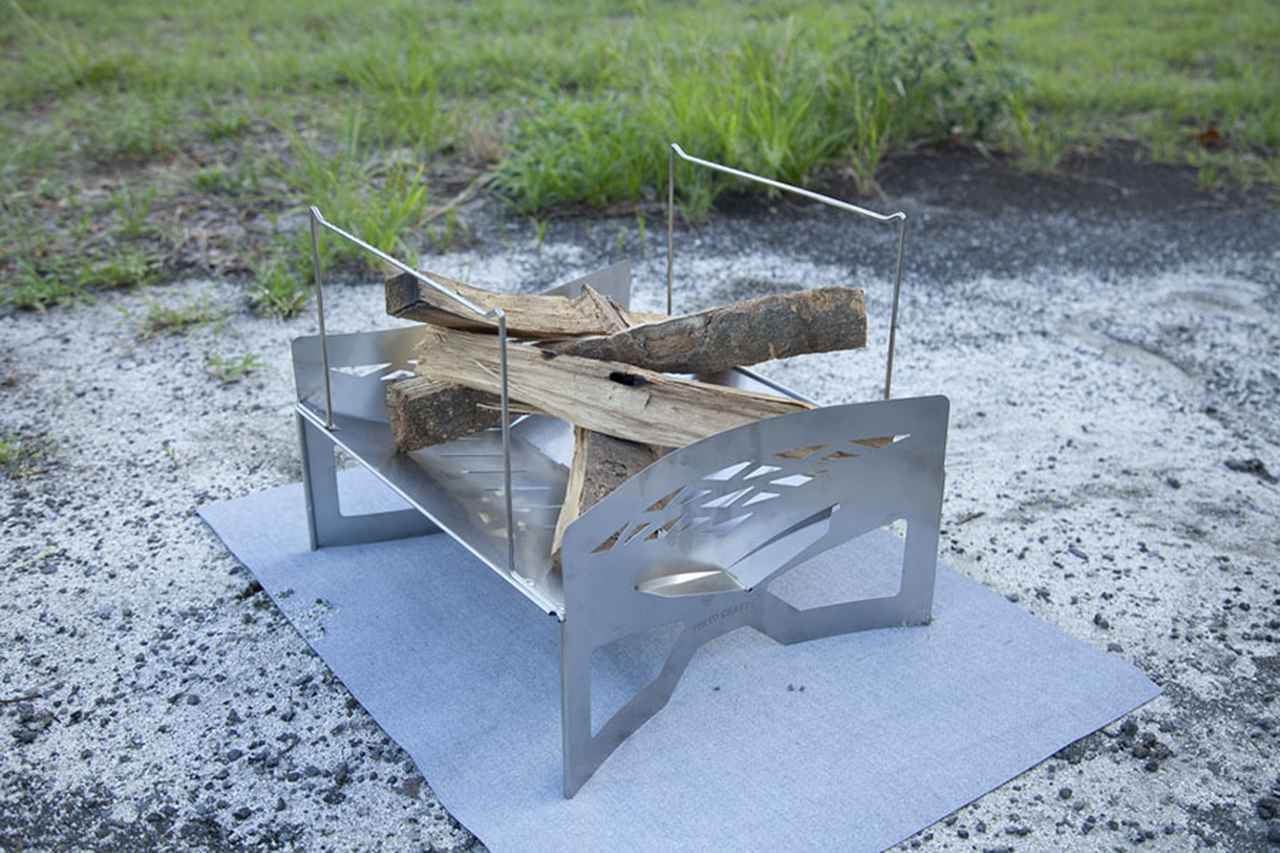 UL系焚き火台「マクライト」の実力チェック！ 焚き火でトロ火～強火の調理ができてキャンプ料理がはかどる！ (1/2) - SOTOBIRA