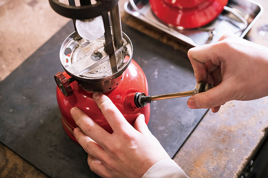 不調の「コールマン200A」を復活させた！自宅でできるヴィンテージランタンのチェック＆メンテナンス方法 - SOTOBIRA