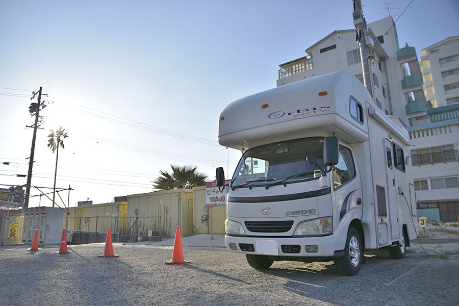 「1400日連続キャンピングカーで旅する夫婦」と「年間300日キャンピングカーで暮らす女子」“ならでは”の車中泊快眠術！ - SOTOBIRA