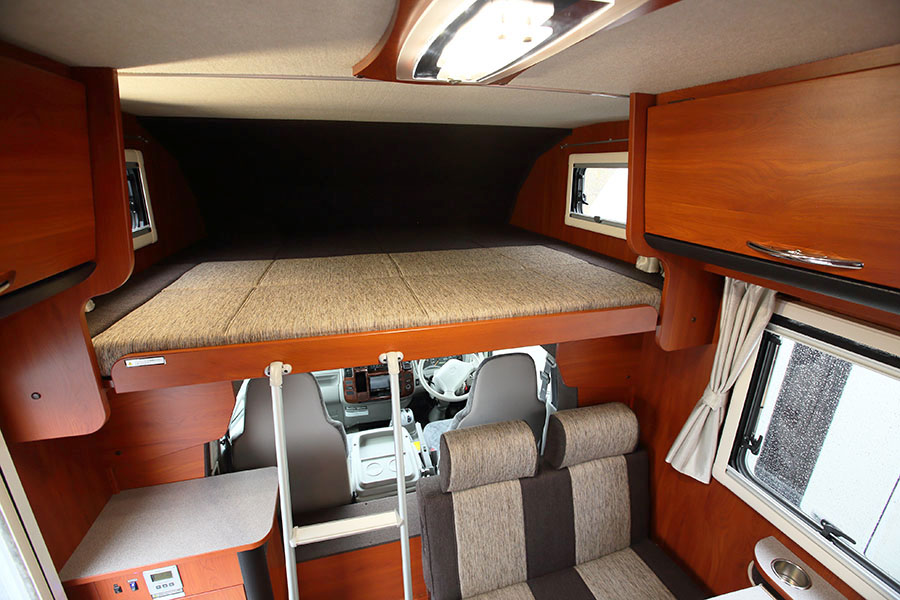 キャンピングカーだから快眠は当たり前！ ではないみたい……ベッドの基本と就寝に関するQ&A - SOTOBIRA