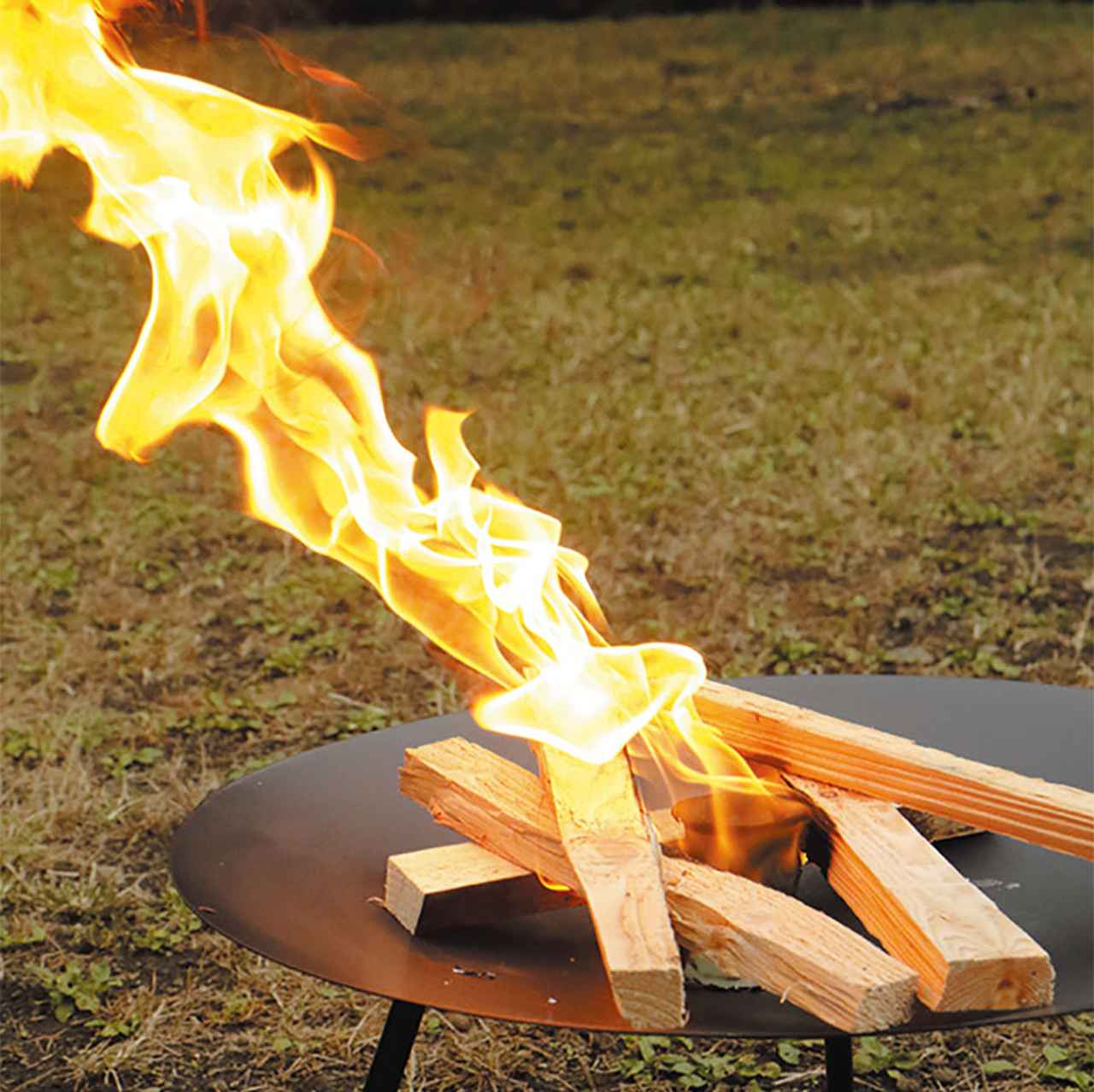 大きくなりすぎた焚き火の炎を消す方法 3つの消火方法を検証してみた！【キャンプの危険回避術】 - SOTOBIRA