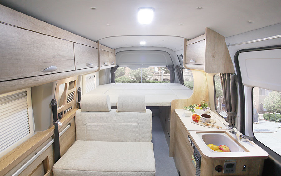 大人4人が「ゆったり」寝られる！このハイエースキャンピングカー、ダブルベッド常設で贅沢空間すぎる……！ - SOTOBIRA