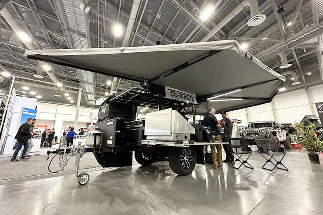 2023年は車中泊から車上泊に!? ルーフトップテント人気が加速！世界最大級カスタムカーイベントでトレンドリサーチ① (2/2) - SOTOBIRA