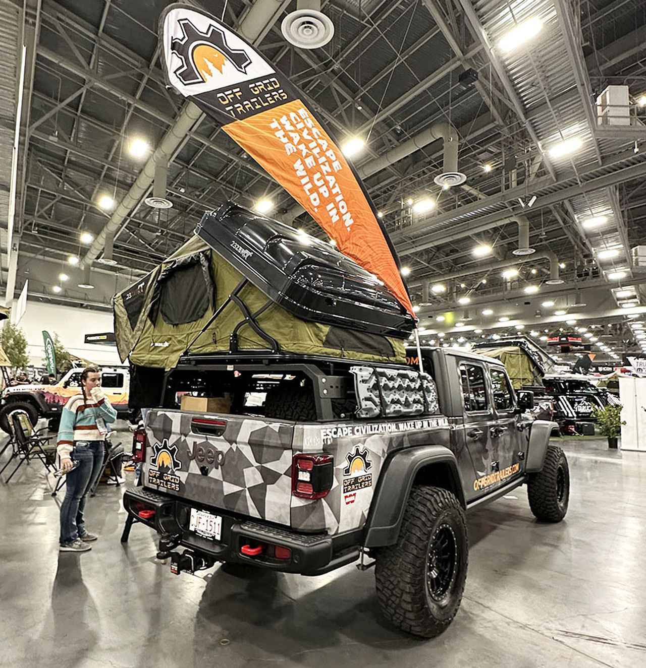 2023年は車中泊から車上泊に!? ルーフトップテント人気が加速！世界最大級カスタムカーイベントでトレンドリサーチ① (1/2) - SOTOBIRA