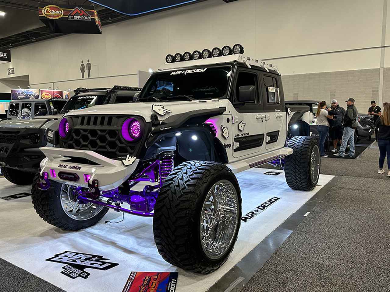 車中泊シーンで流行中の「オーバーランド」 アメリカではブロンコvs.ラングラーで人気争い!?【SEMAショー】 - SOTOBIRA