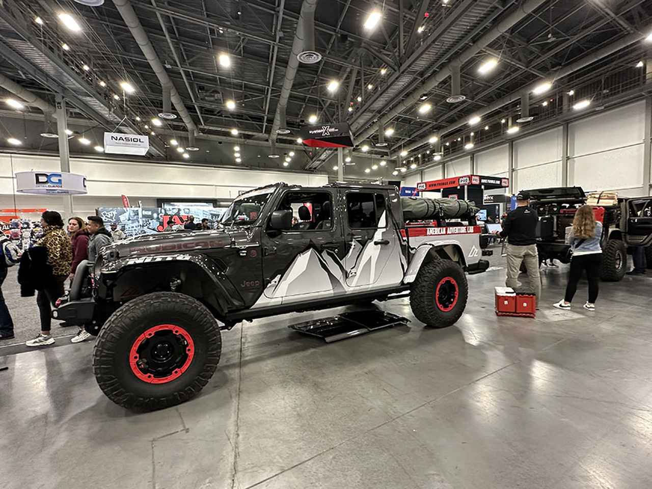 車中泊シーンで流行中の「オーバーランド」 アメリカではブロンコvs.ラングラーで人気争い!?【SEMAショー】 - SOTOBIRA