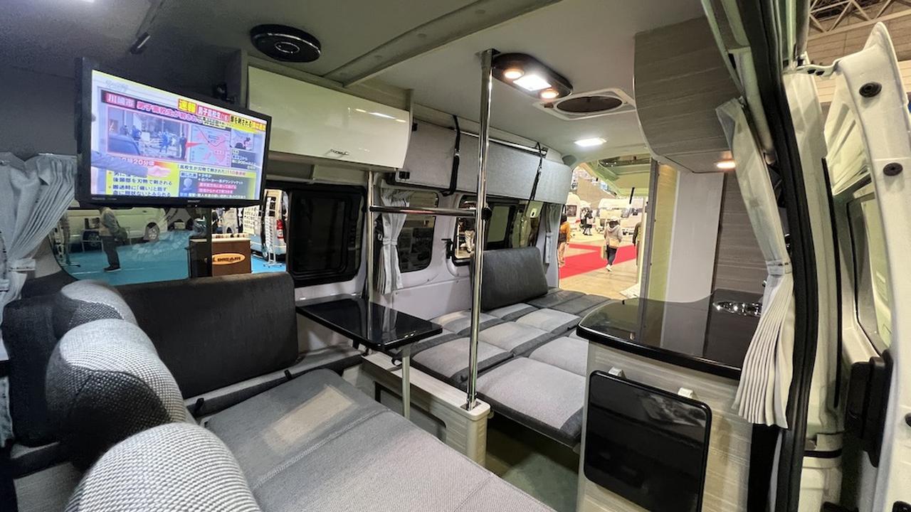 キャンピングカーの「マルチルーム」に憧れる車中泊女子が、「マルチルーム付きバンコン」をショーで探してみた！ - SOTOBIRA