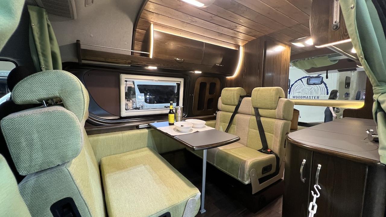 キャンピングカーの「マルチルーム」に憧れる車中泊女子が、「マルチルーム付きバンコン」をショーで探してみた！ - SOTOBIRA