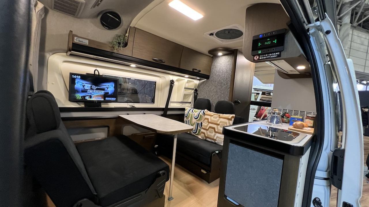 キャンピングカーの「マルチルーム」に憧れる車中泊女子が、「マルチルーム付きバンコン」をショーで探してみた！ - SOTOBIRA