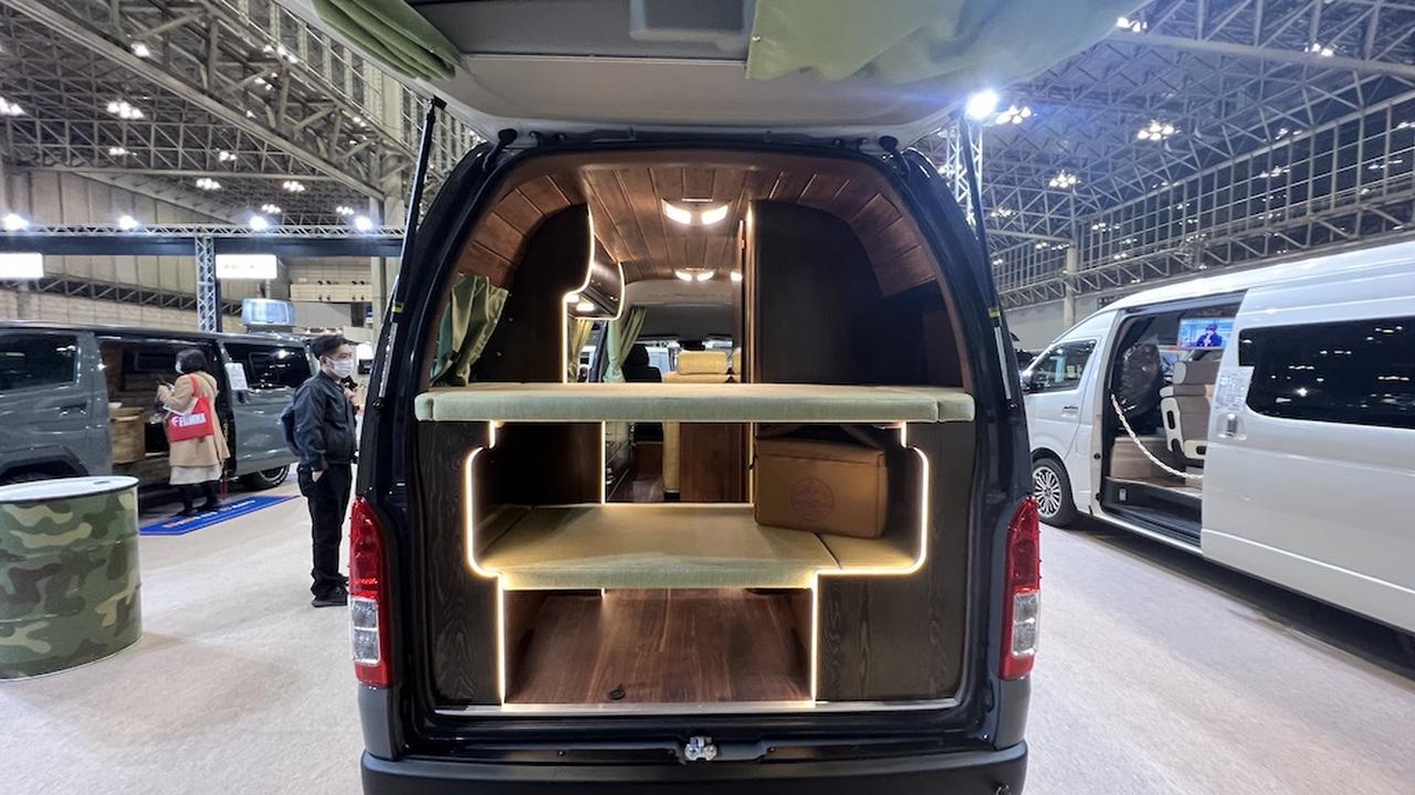 キャンピングカーの「マルチルーム」に憧れる車中泊女子が、「マルチルーム付きバンコン」をショーで探してみた！ - SOTOBIRA